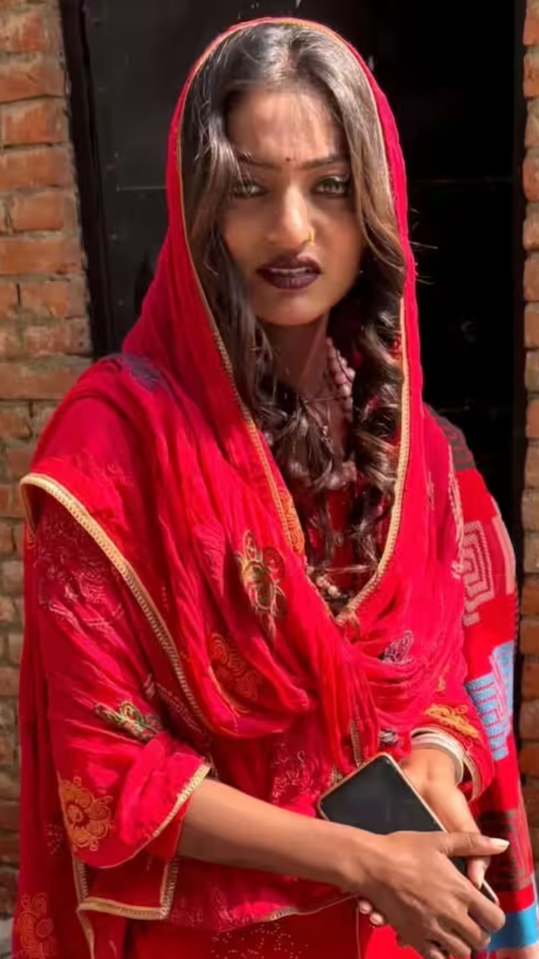 Monalisa Viral Girl Becomes Most Controversial Kumbh Sensation ...